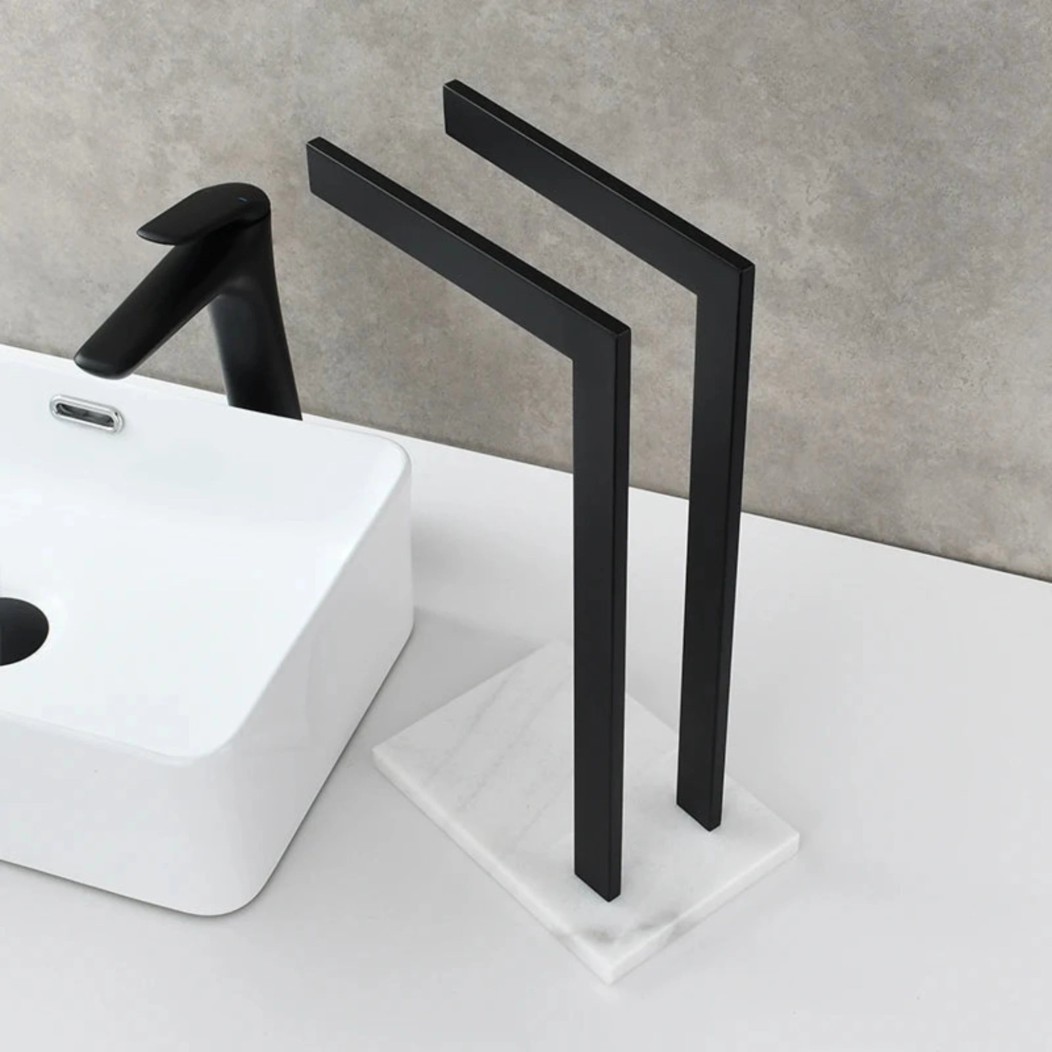 Giovanni Towel Holder | Victoria Queen
